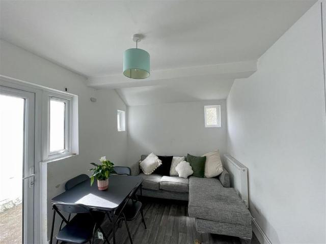 1 bedroom in a house share to rent