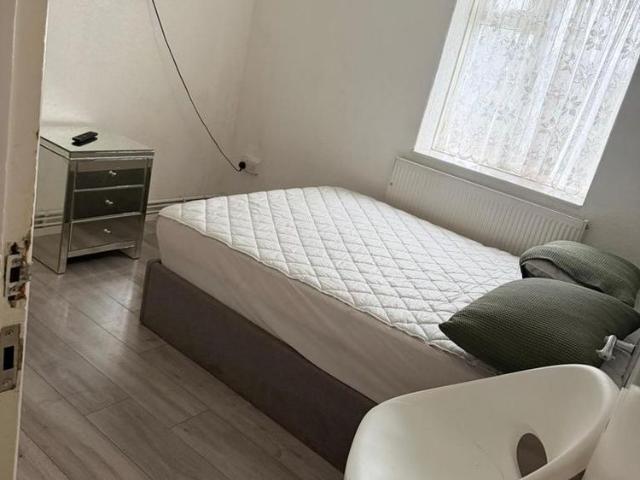 1 bedroom in a house share to rent