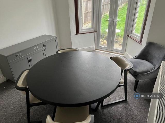 1 bedroom in a house share to rent