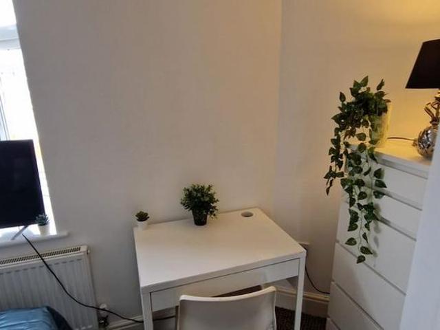 1 bedroom in a house share to rent