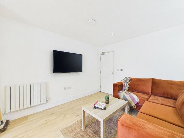 1 bedroom in a house share to rent