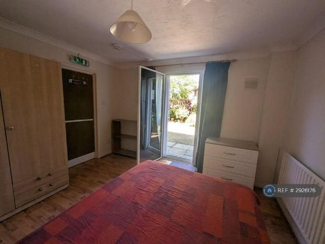 1 bedroom in a house share to rent