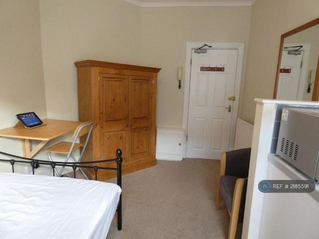 1 bedroom in a house share to rent