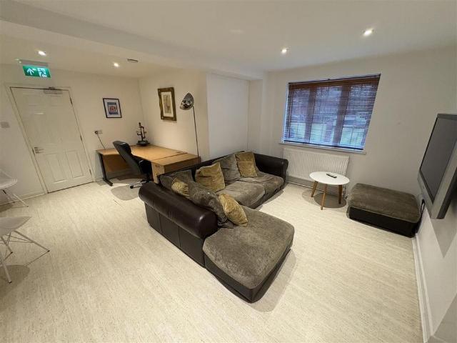 1 bedroom in a house share to rent