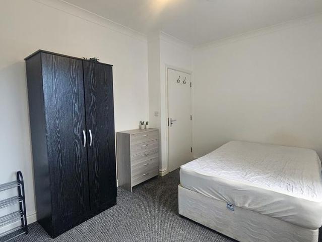 1 bedroom in a house share to rent