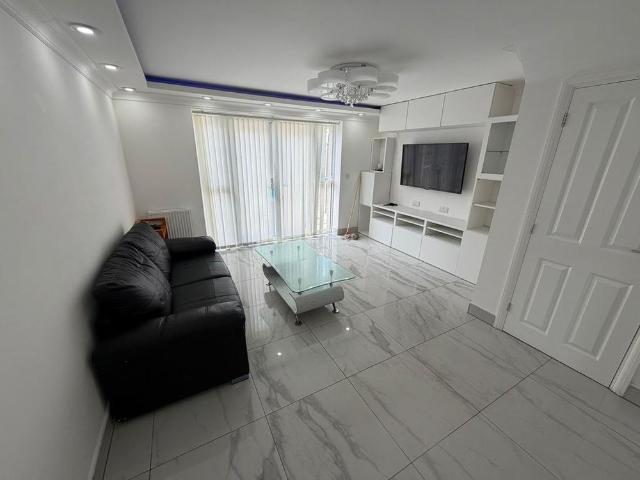 1 bedroom in a house share to rent