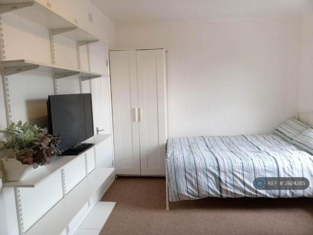 1 bedroom in a house share to rent