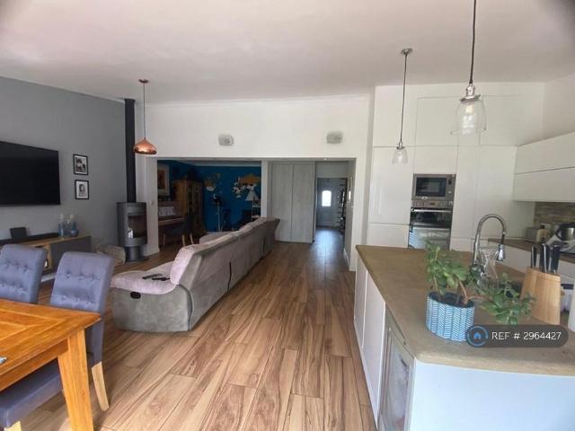1 bedroom in a house share to rent