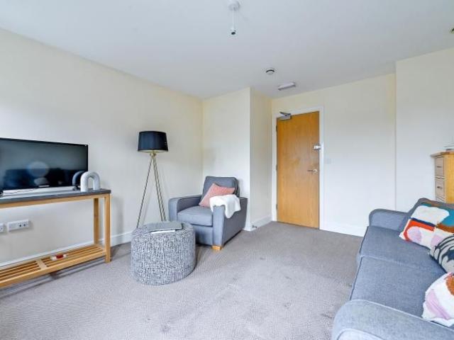 1 bedroom in a house share to rent