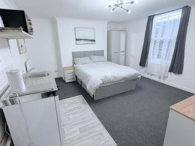 1 bedroom in a house share to rent