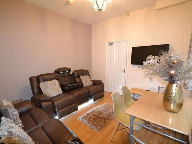 1 bedroom in a house share to rent