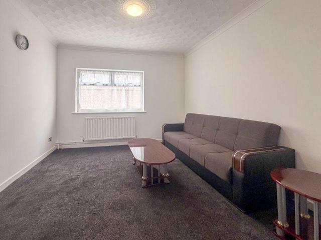 1 bedroom in a house share to rent
