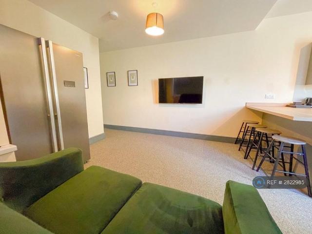 1 bedroom in a house share to rent