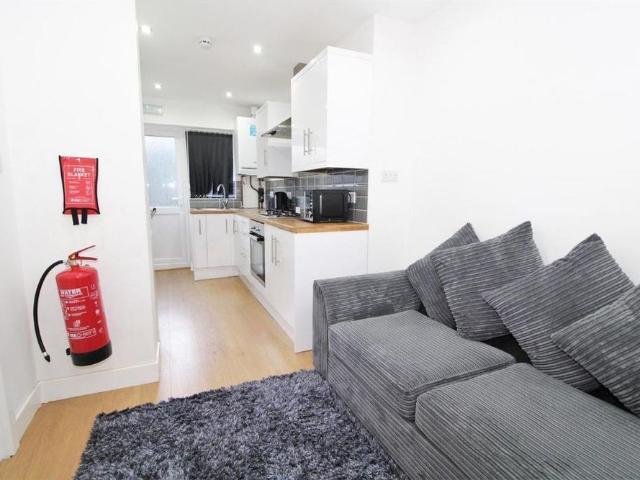 1 bedroom in a house share to rent
