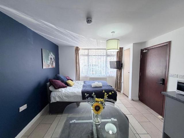 1 bedroom in a house share to rent