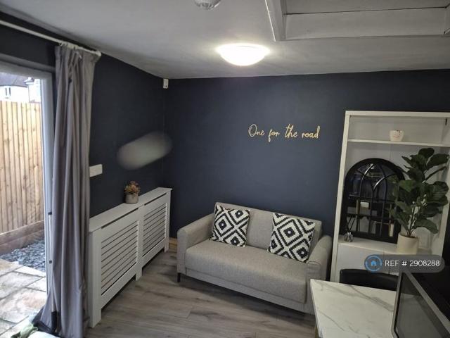 1 bedroom in a house share to rent
