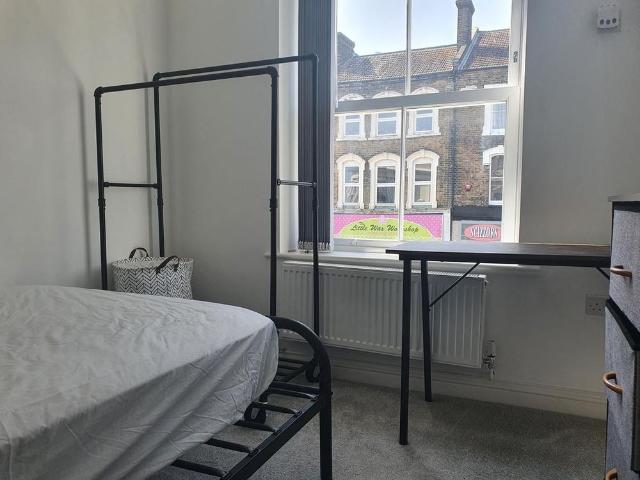 1 bedroom in a house share to rent