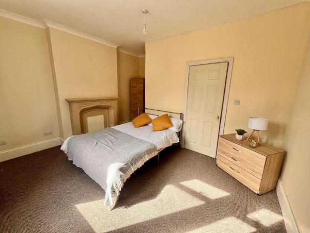 1 bedroom in a house share to rent
