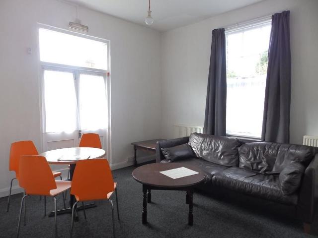 1 bedroom in a house share to rent