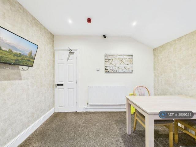 1 bedroom in a house share to rent