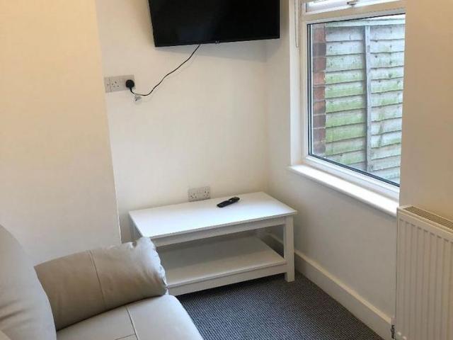 1 bedroom in a house share to rent