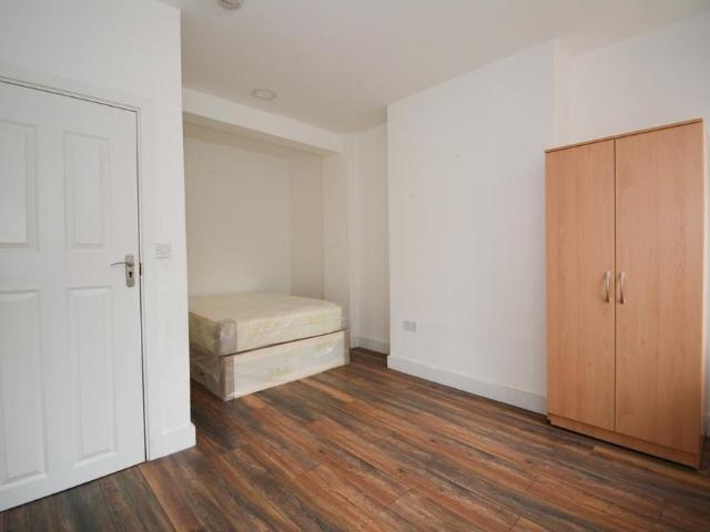 1 bedroom in a house share to rent
