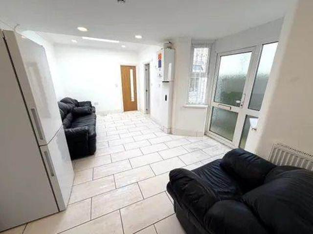 1 bedroom in a house share to rent