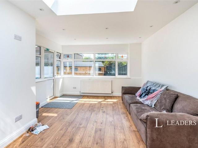 1 bedroom in a house share to rent