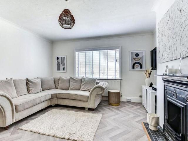 1 bedroom in a house share to rent