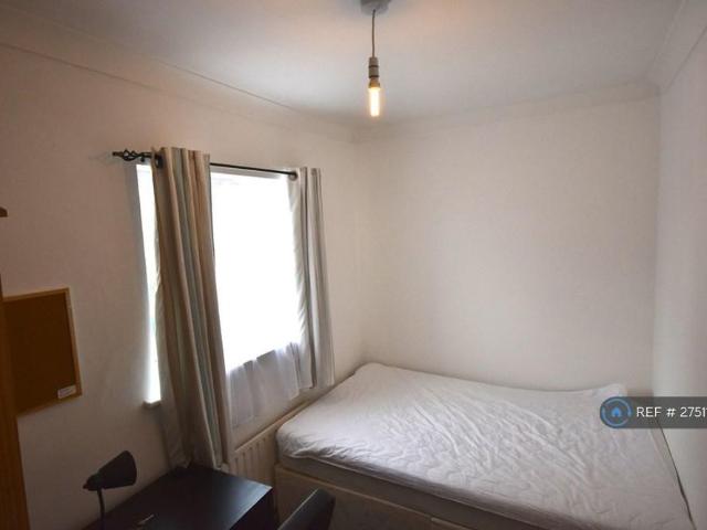 1 bedroom in a house share to rent