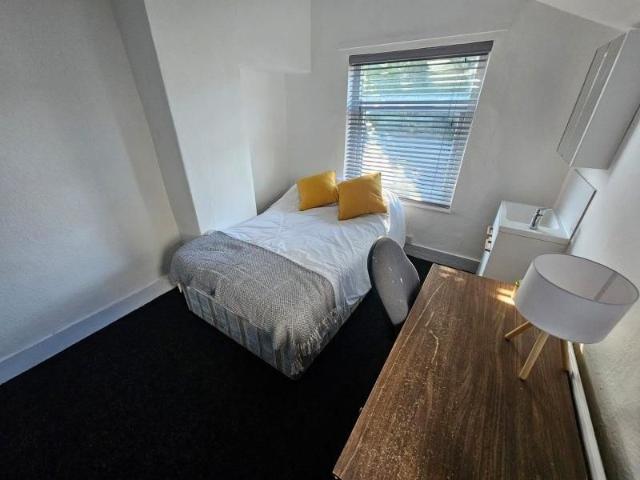 1 bedroom in a house share to rent