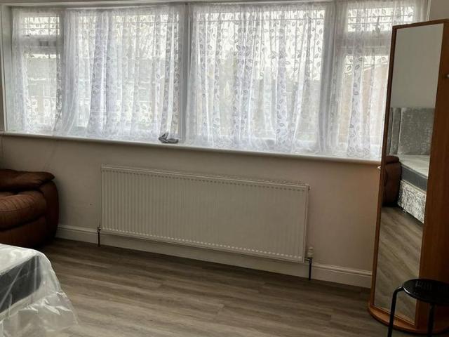 1 bedroom in a house share to rent