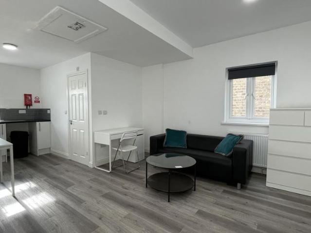 1 bedroom in a house share to rent