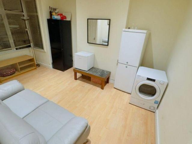 1 bedroom in a house share to rent