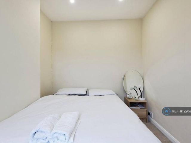 1 bedroom in a house share to rent