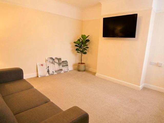 1 bedroom in a house share to rent
