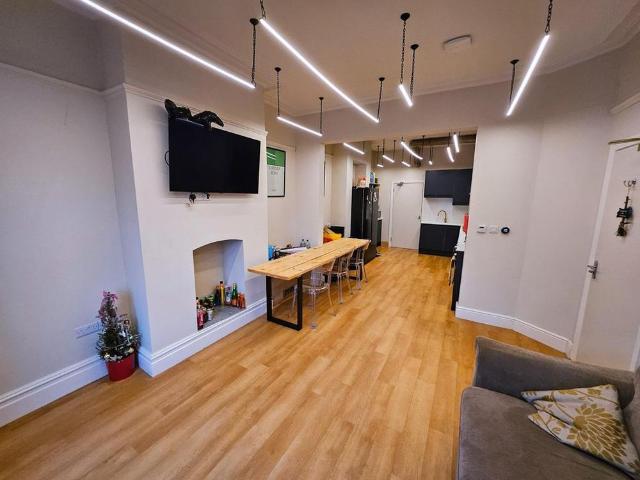 1 bedroom in a house share to rent