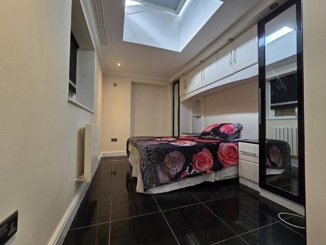 1 bedroom in a house share to rent