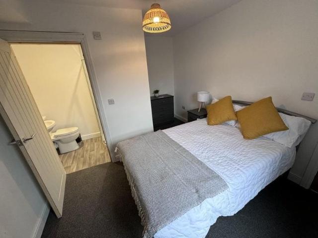 1 bedroom in a house share to rent