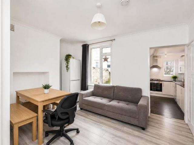 1 bedroom in a house share to rent