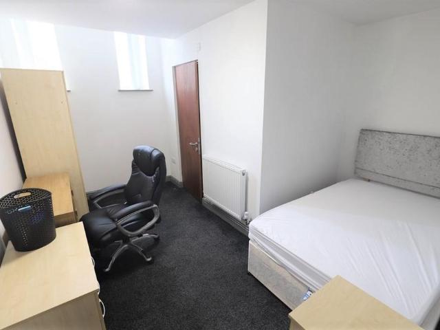 1 bedroom in a house share to rent