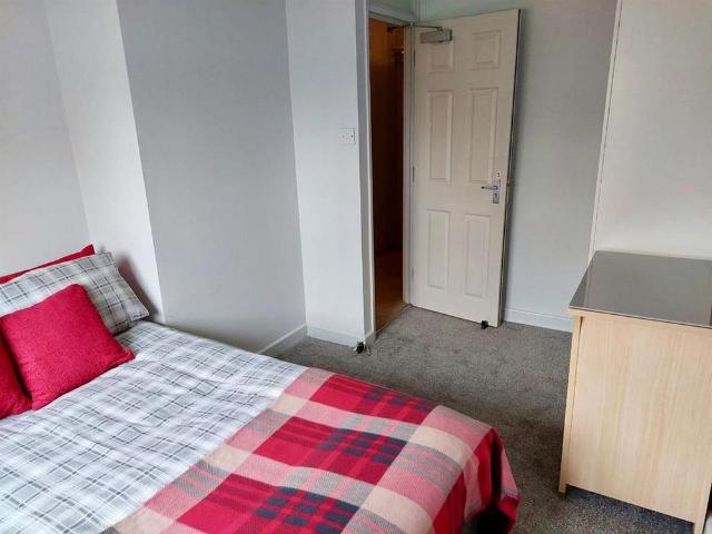 1 bedroom in a house share to rent