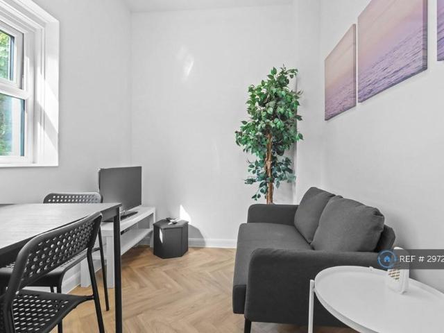1 bedroom in a house share to rent