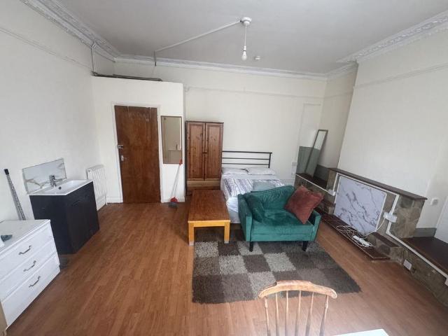 1 bedroom in a house share to rent