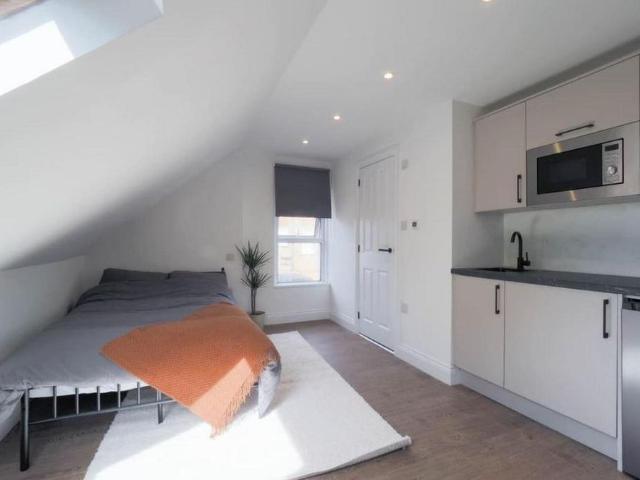 1 bedroom in a house share to rent