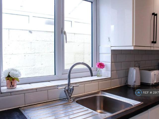 1 bedroom in a house share to rent