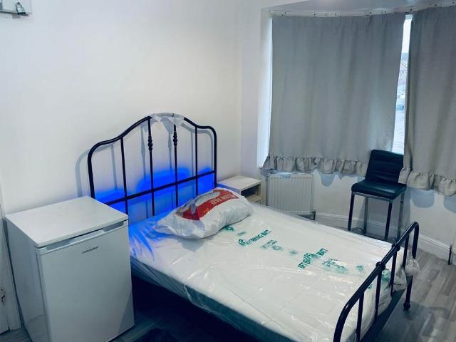 1 bedroom in a house share to rent