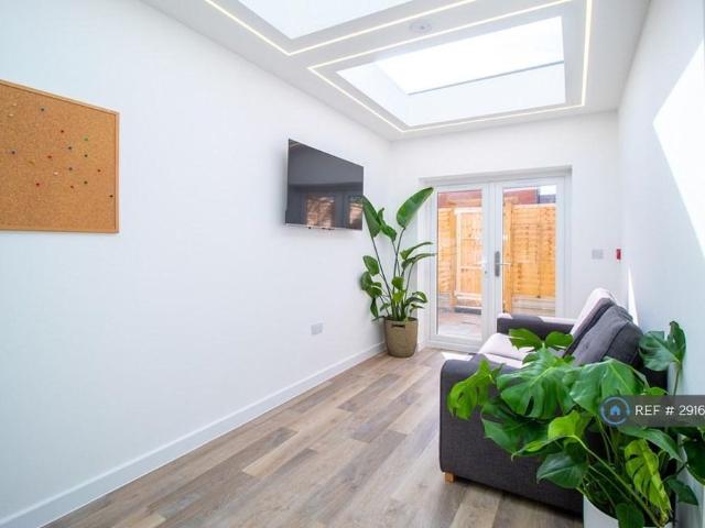 1 bedroom in a house share to rent