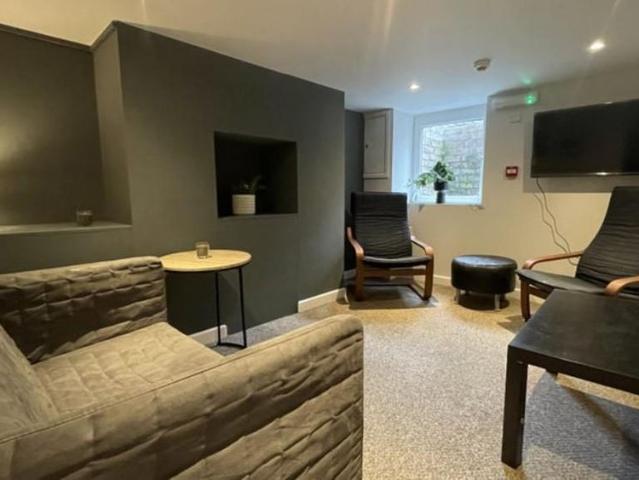 1 bedroom in a house share to rent