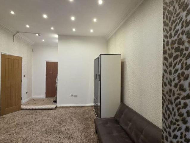 1 bedroom in a house share to rent